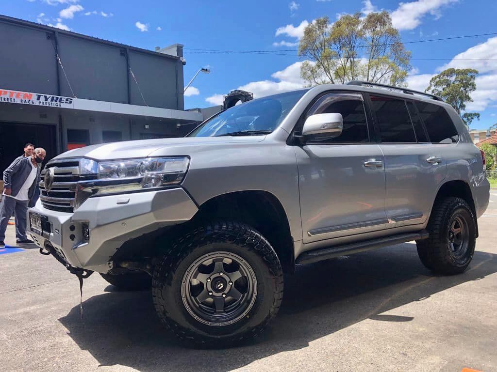 Toyota LandCruiser 200 Series Silver Fuel Off-Road Shok D665