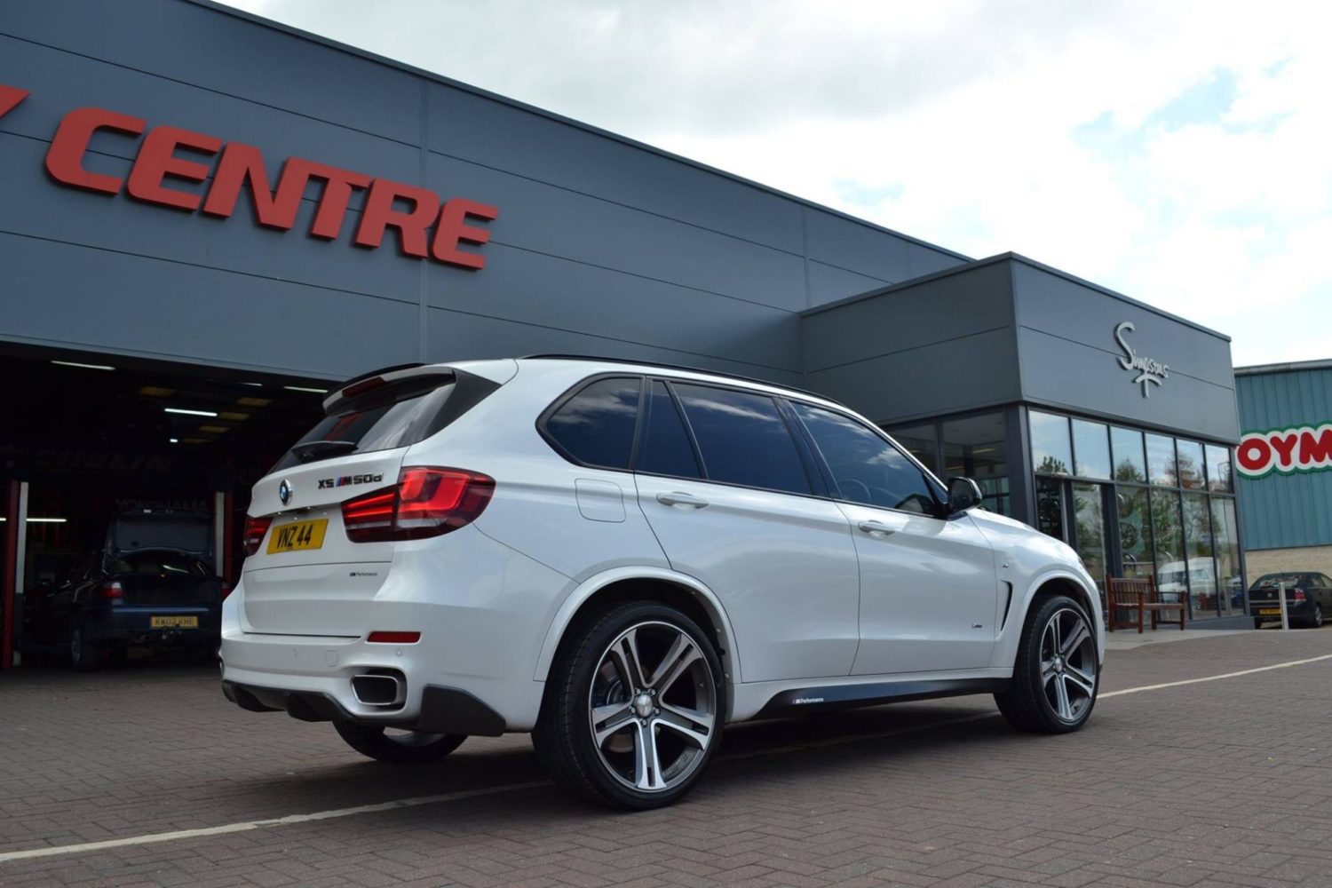 BMW X5 F15 White Premier Edition CS5 | Wheel Front