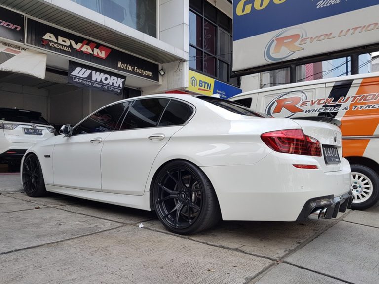 BMW M5 F10 White Vorsteiner V-FF 103 | Wheel Front