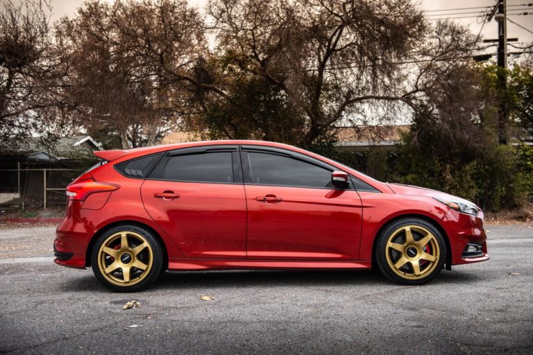 Ford Focus ST Mk3 Burgundy Rotiform R118 Six | Wheel Front