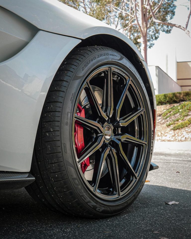 Aston Martin Vantage White Vossen HF-3 | Wheel Front