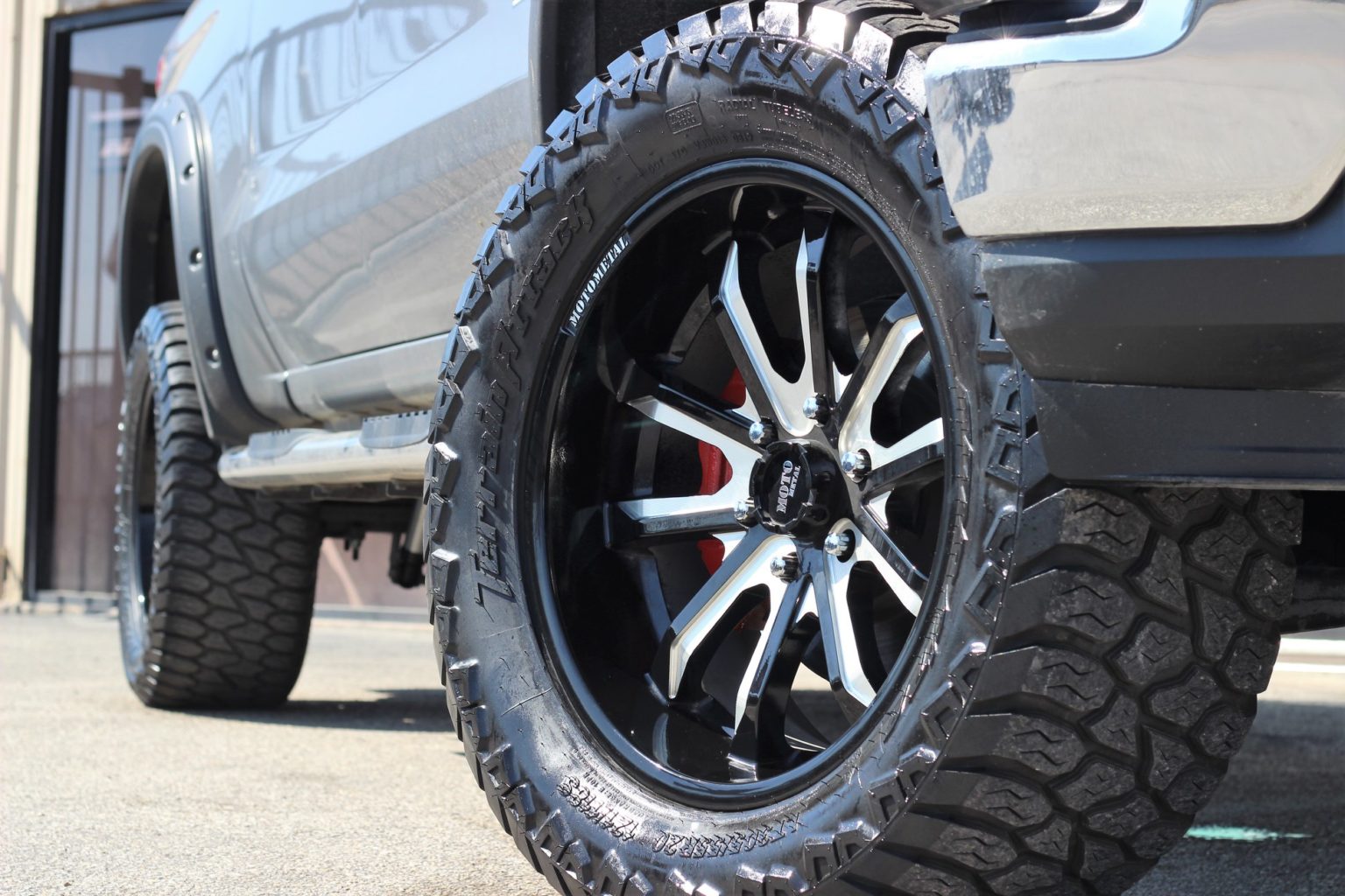 2020 Chevrolet Silverado Grey Moto Metal M0983 Dagger | Wheel Front