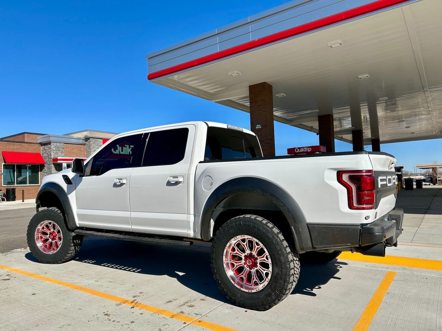 Ford F-150 Raptor White TIS 560MRL | Wheel Front