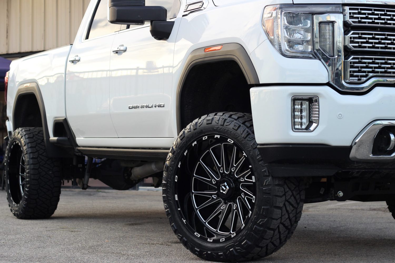 2020 GMC Sierra Denali HD White TIS 547BM | Wheel Front