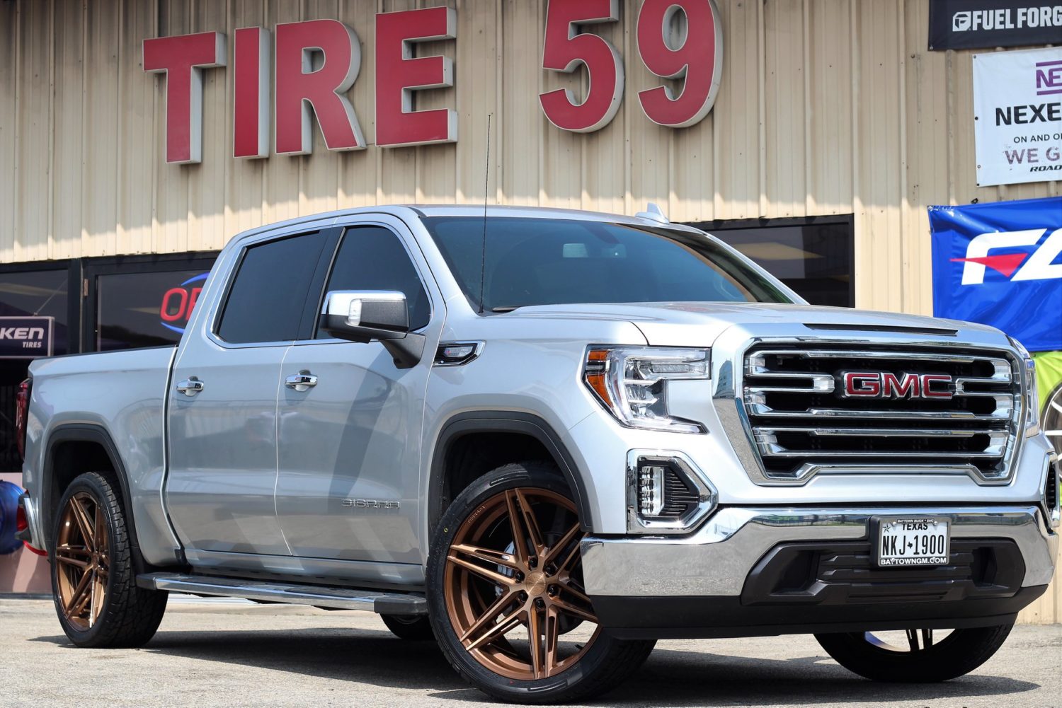 2020 GMC Sierra Silver with Bronze Ferrada FT4 | Wheel Front