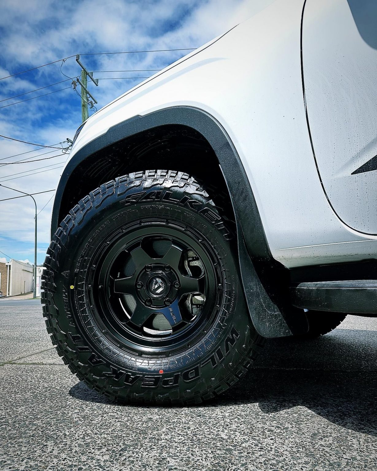 Volkswagen Amarok White Fuel Off-Road Shok D664 | Wheel Front