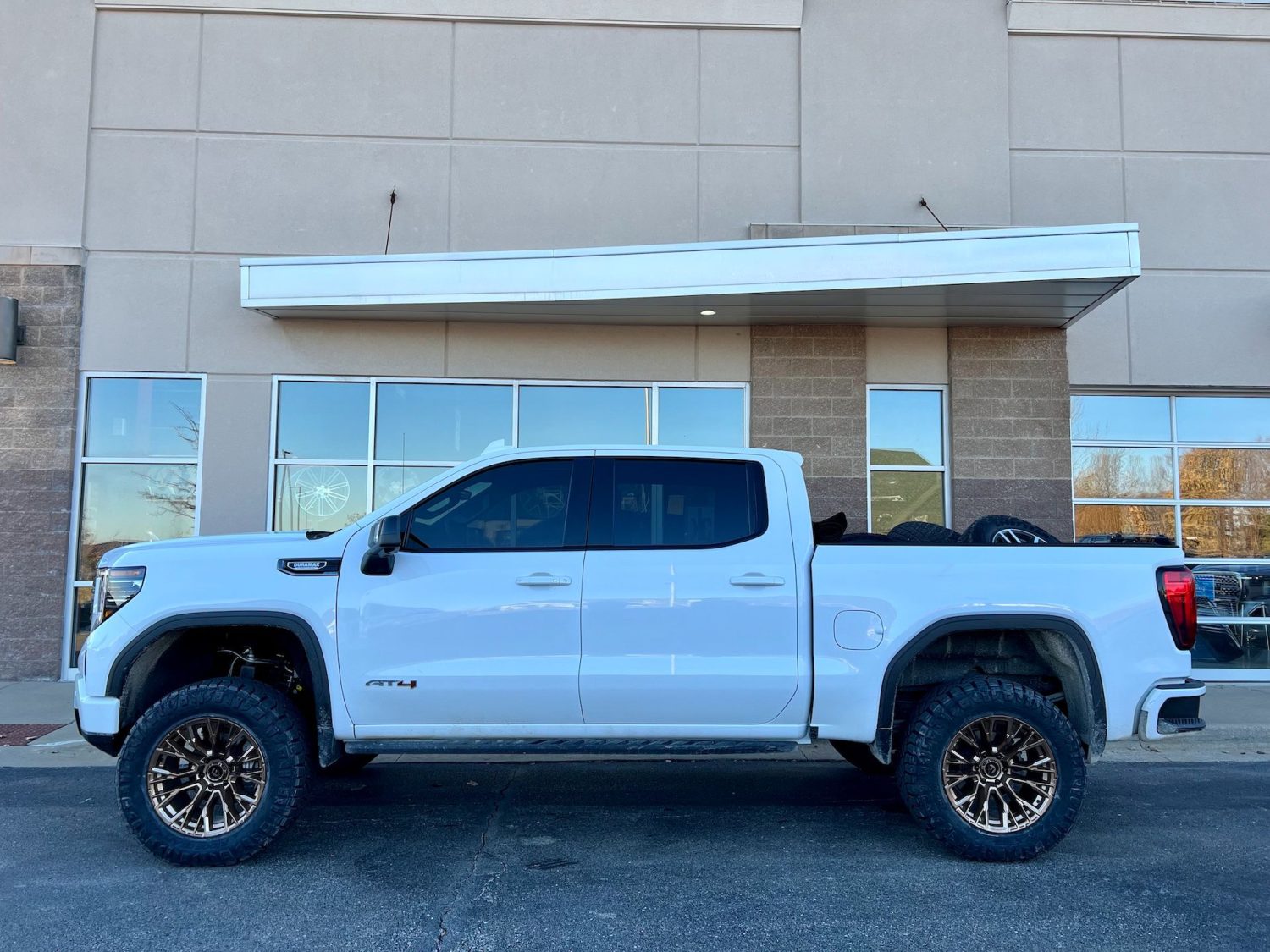 2023 GMC Sierra White Fuel Off-Road Rebar 6 D850 | Wheel Front