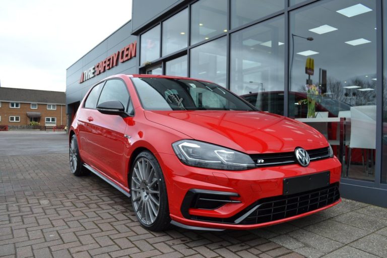 Volkswagen Golf R 7 Red OZ Superturismo GT | Wheel Front