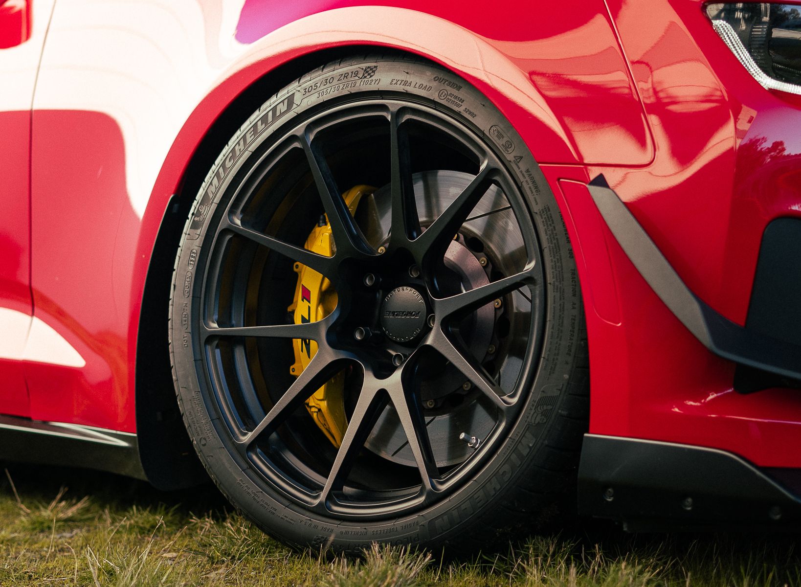 Chevrolet Camaro ZL1 6th Gen Red Forgeline GA1R Open Lug