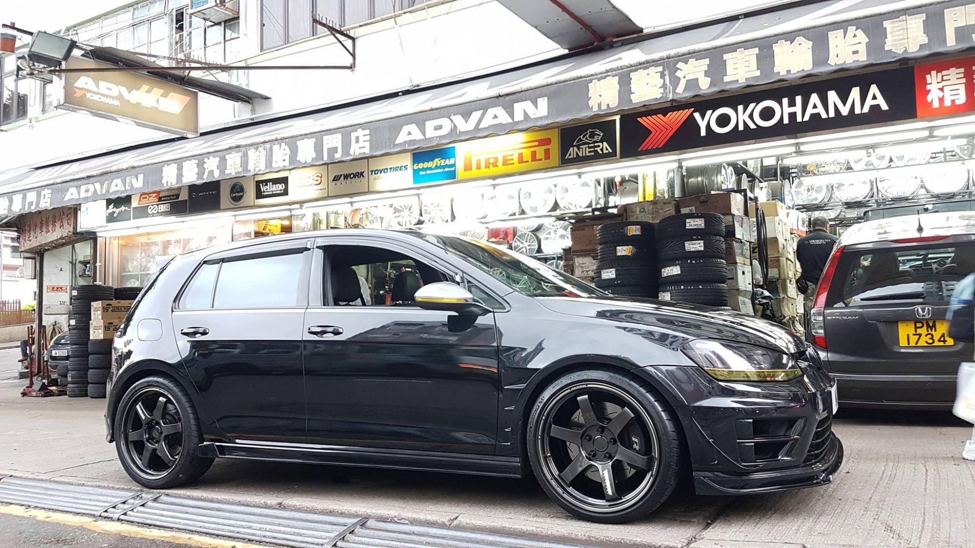 Volkswagen Golf R 7 Black Rays Volk TE37 Ultra | Wheel Front