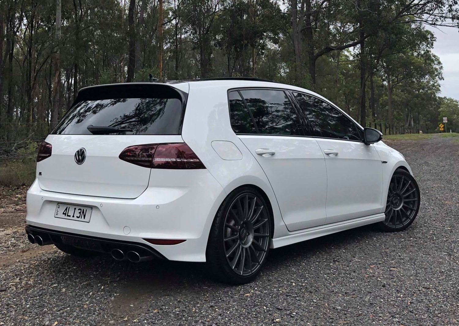 Volkswagen Golf R 7 White OZ Superturismo LM | Wheel Front