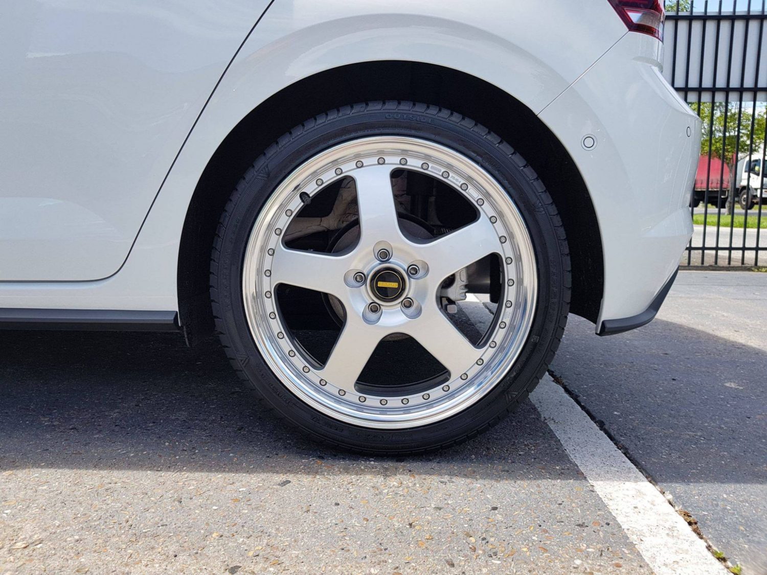 Volkswagen Polo White Simmons FR1 | Wheel Front