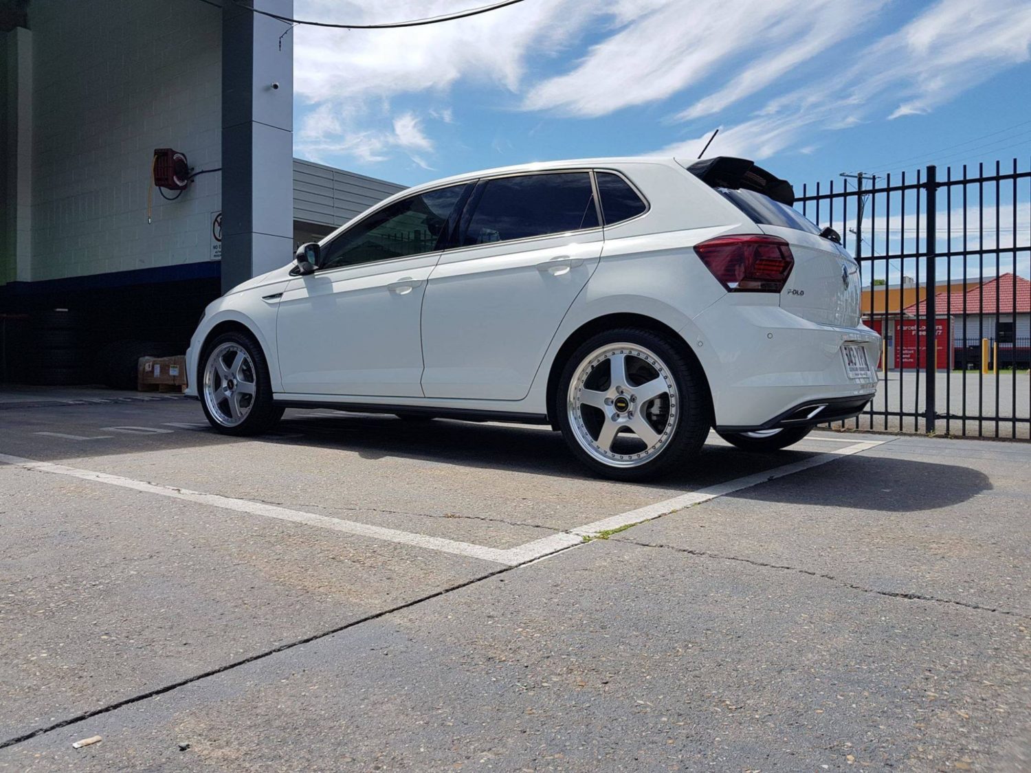 Volkswagen Polo White Simmons FR1 | Wheel Front
