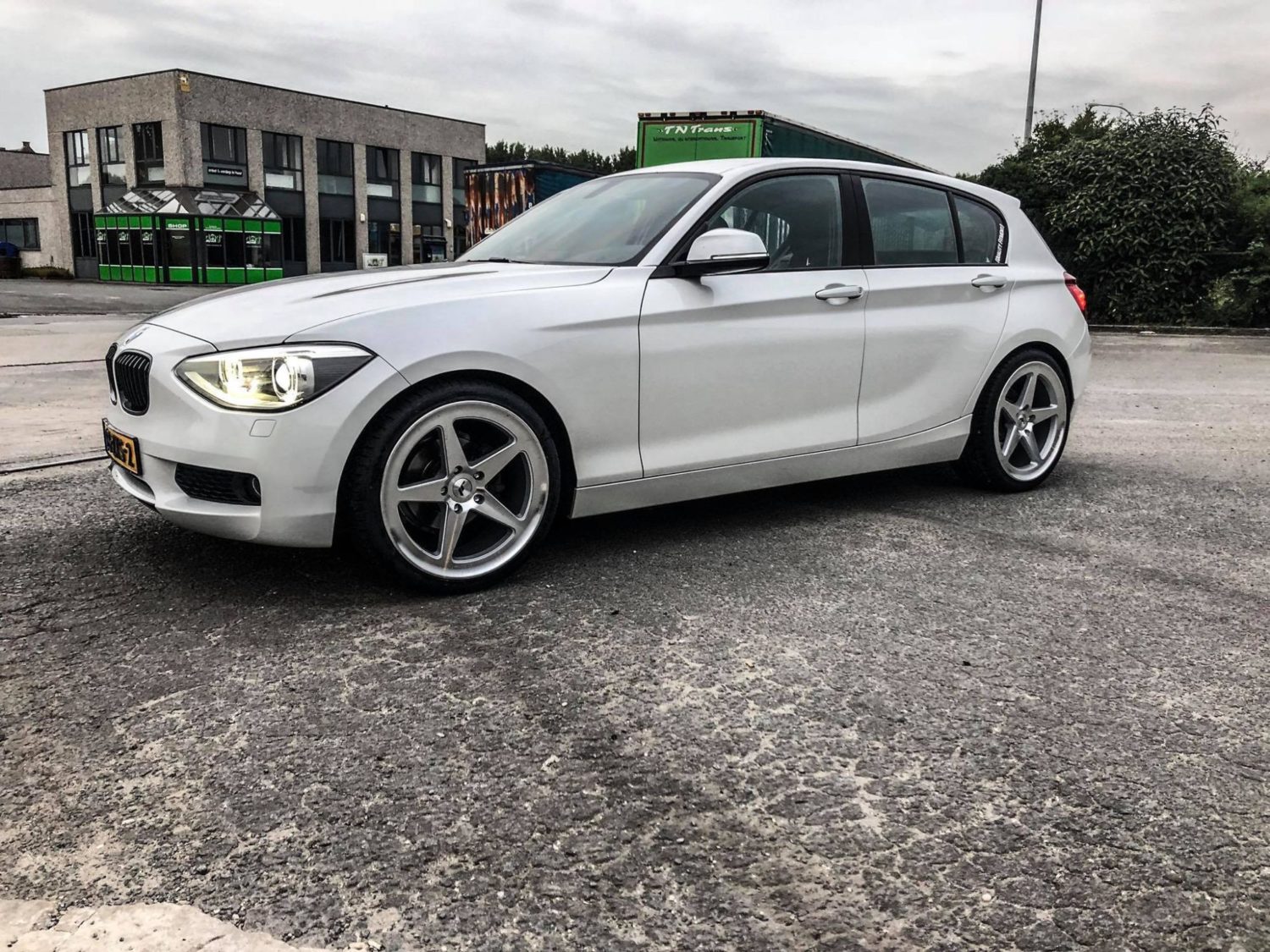 BMW 1 series F20 White Japan Racing JR24 Wheel | Wheel Front