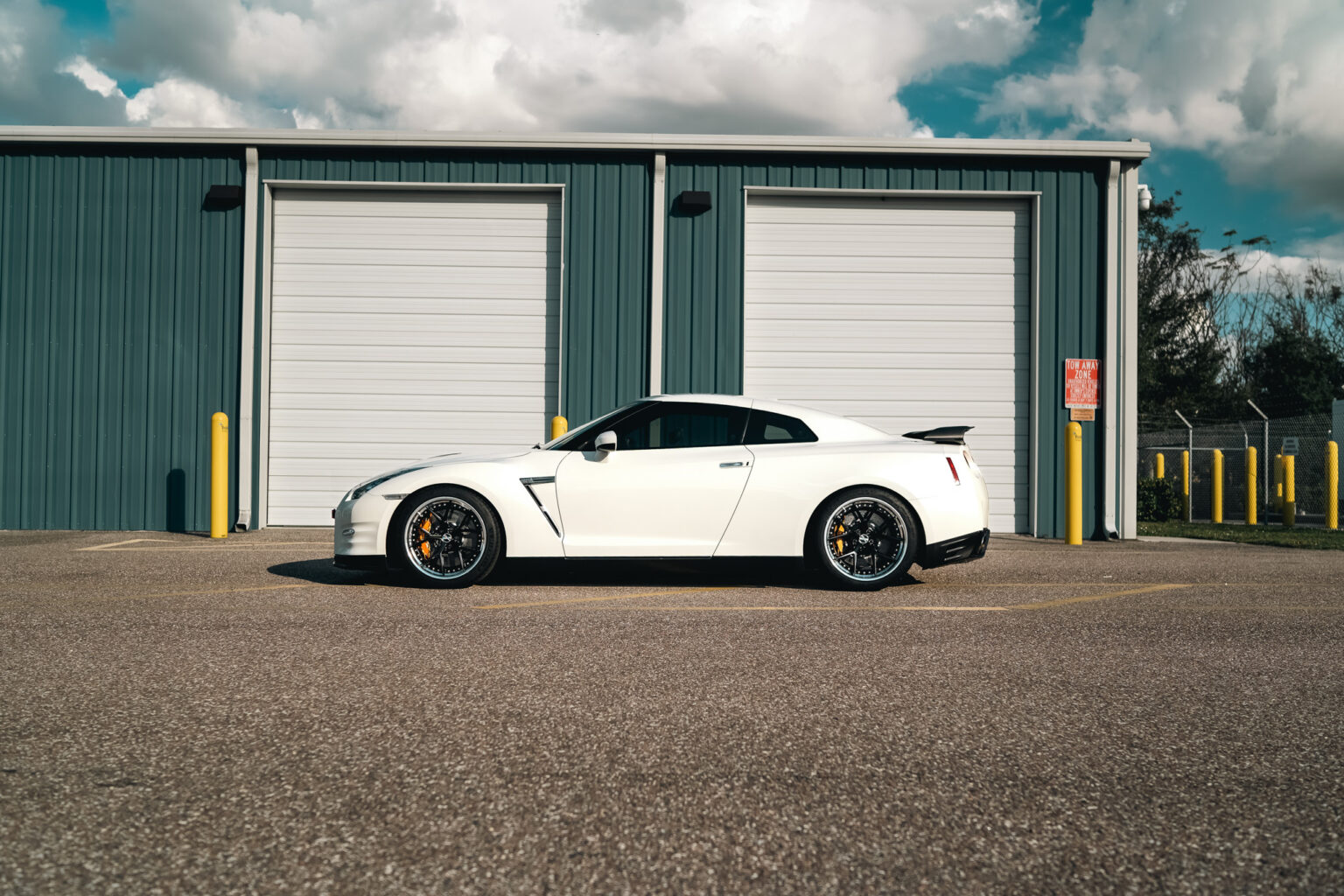 Nissan GT-R R35 White Forgelite FL1-M Wheel | Wheel Front