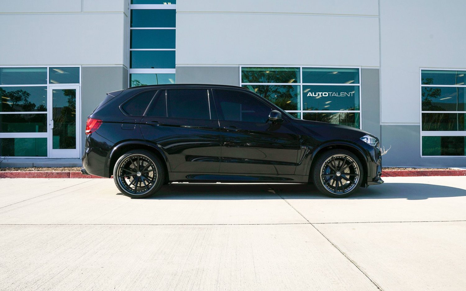 BMW X5M F85 Black with HRE S104 Aftermarket Wheels | Wheel Front