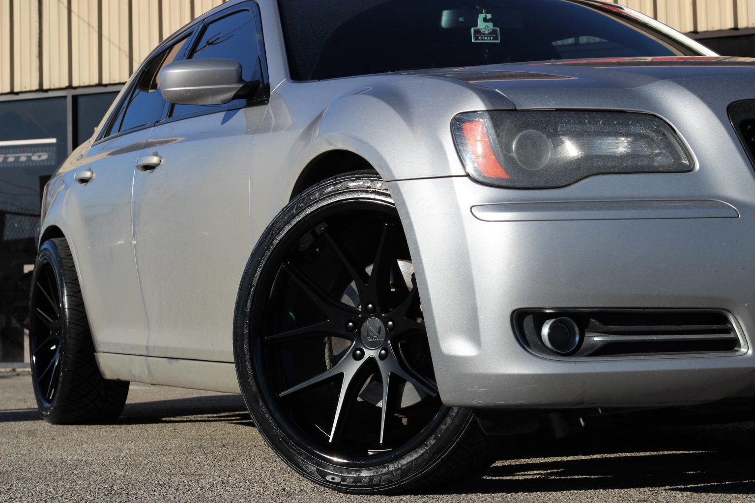 Chrysler 300C Silver Ferrada FR2 | Wheel Front