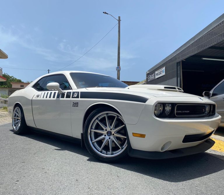 Dodge Challenger R/T 345 Hemi White Rohana RC10 | Wheel Front