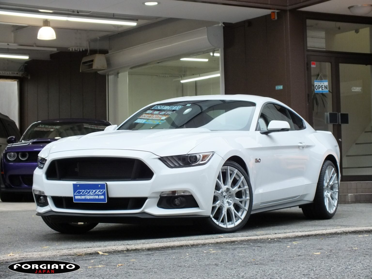 Ford Mustang GT S550 White Forgiato FLOW 001 | Wheel Front