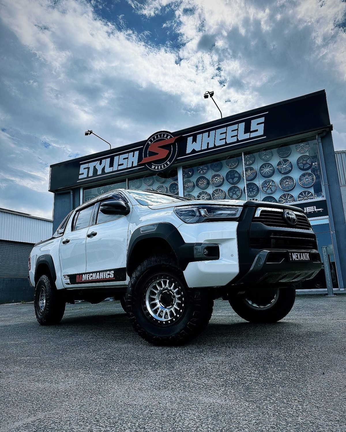 Toyota Hilux White KMC IMS | Wheel Front