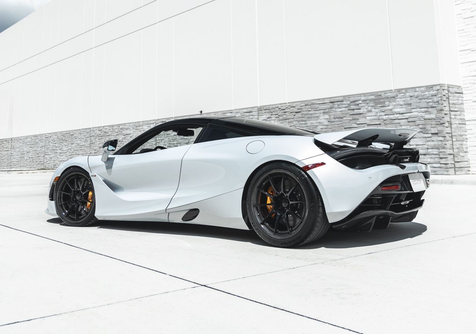 McLaren 720S White Forgeline Carbon+Forged CF205 | Wheel Front