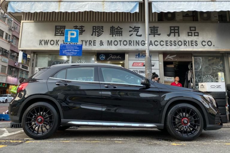 Mercedes-Benz GLA250 Black with OZ Superturismo Evoluzione Aftermarket ...