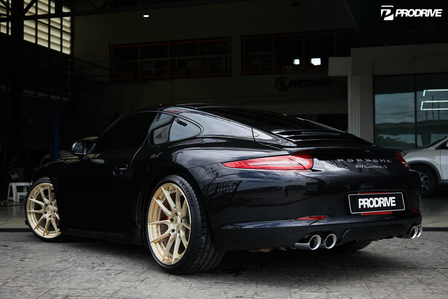 Porsche 911 Carrera S 991 Black with Gold BC Forged HCA162S | Wheel Front