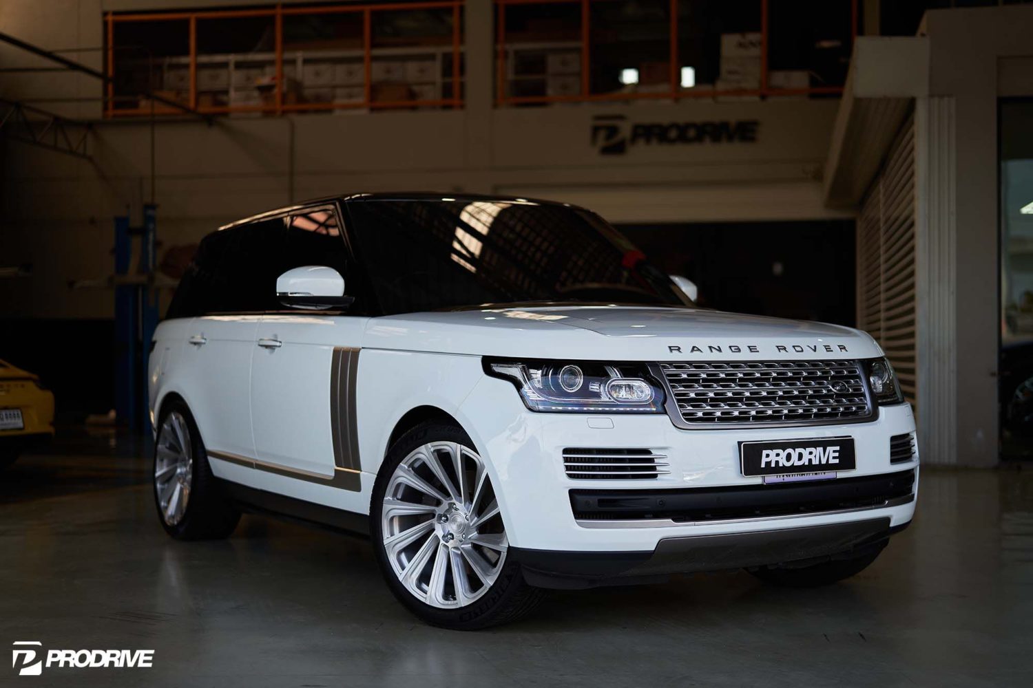 Land Rover Range Rover HSE White Vossen UV-3 | Wheel Front