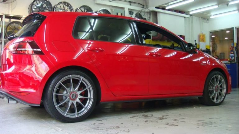Volkswagen Golf GTI 7 Red OZ Formula HLT | Wheel Front