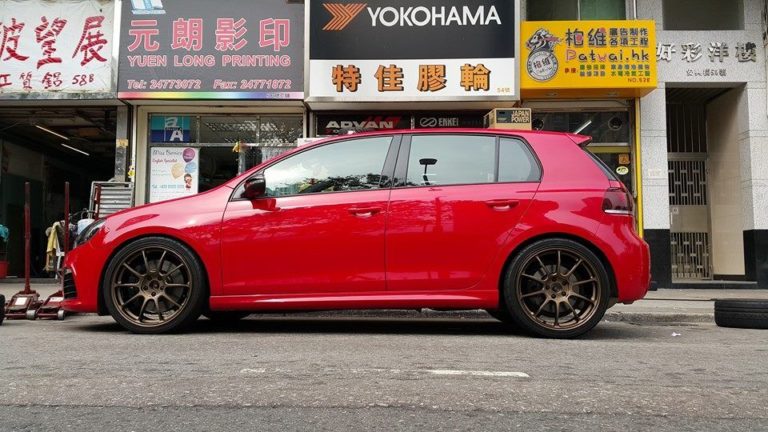 Volkswagen Golf R VI Red Rays Volk ZE40 | Wheel Front