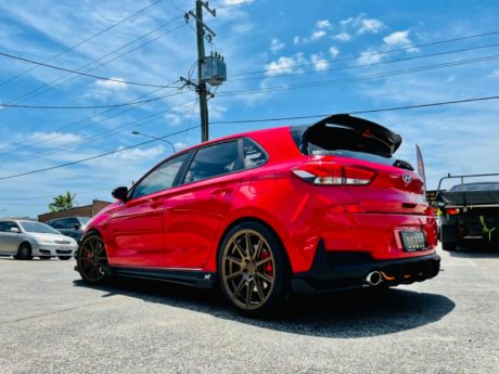 Hyundai i30N Red with Gold Koya SF04 | Wheel Front