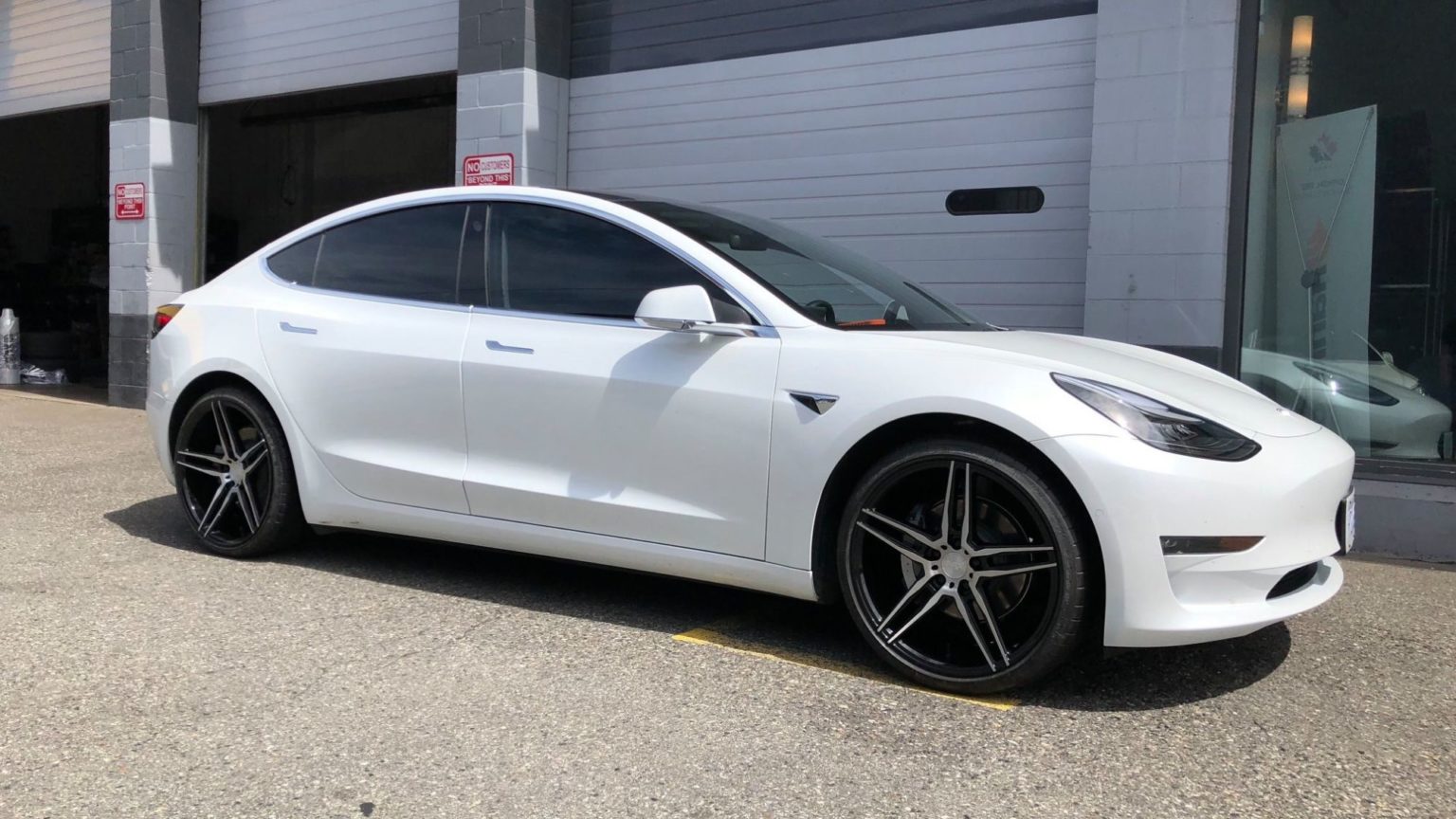 Tesla Model 3 Black Niche Turin | Wheel Front