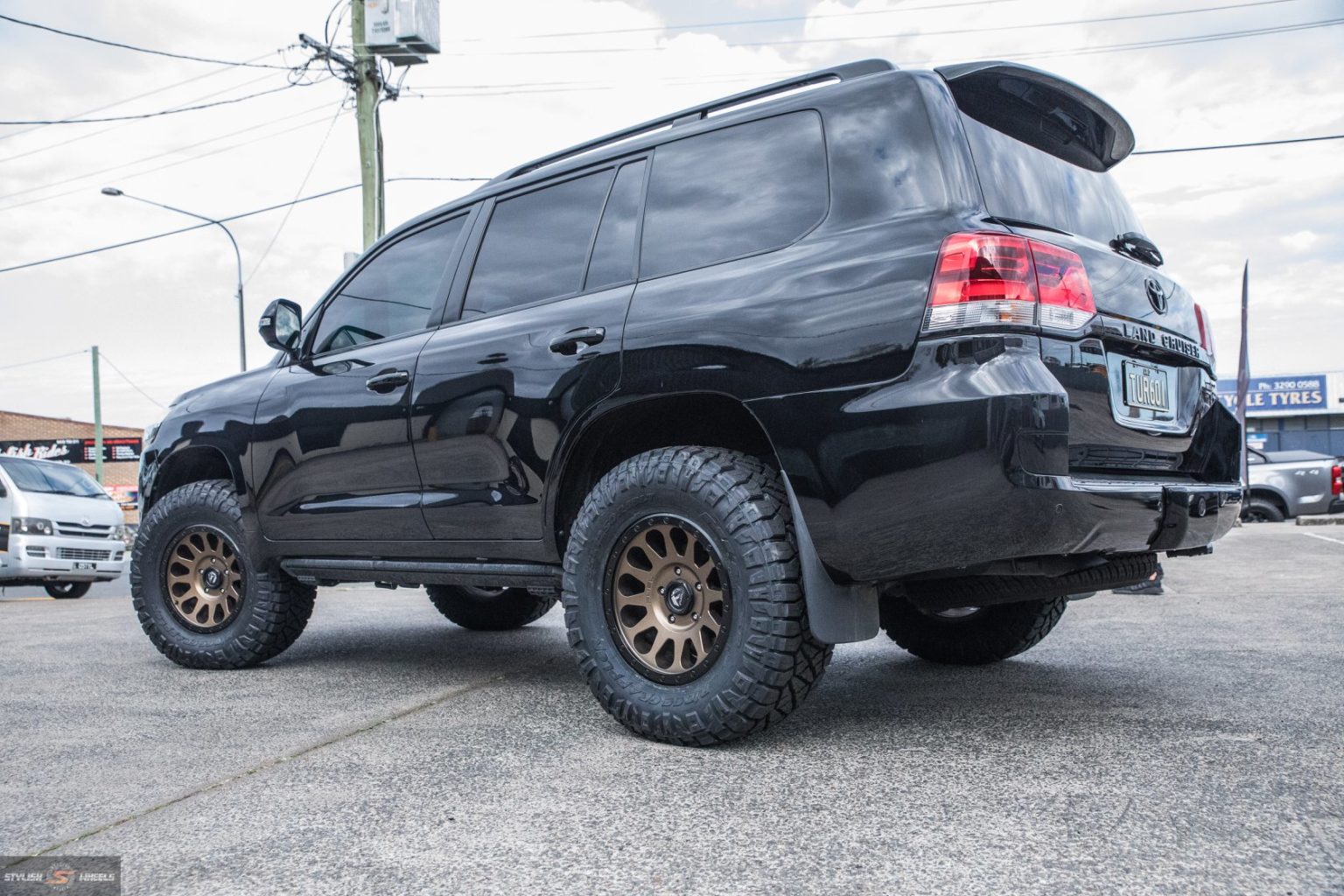 Toyota LandCruiser 200 Series Black Fuel Off-Road Vector D600 | Wheel Front