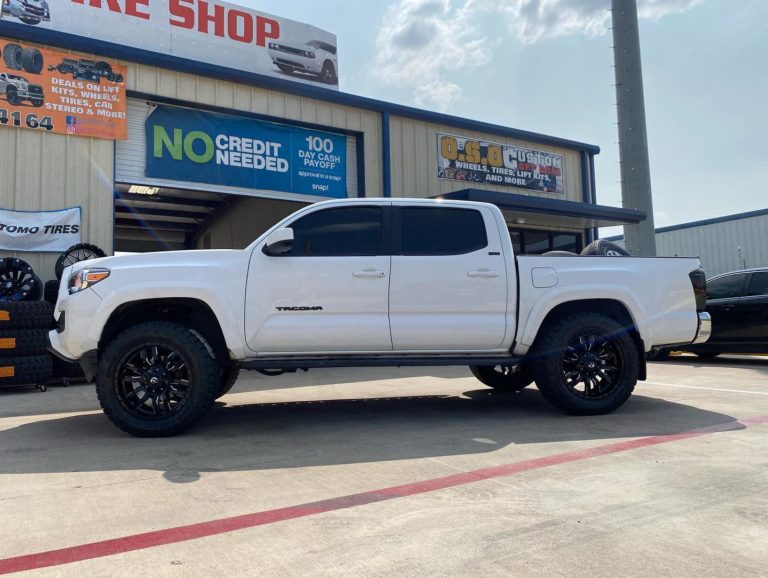 Toyota Tacoma White Fuel Off-Road Sledge D595 | Wheel Front
