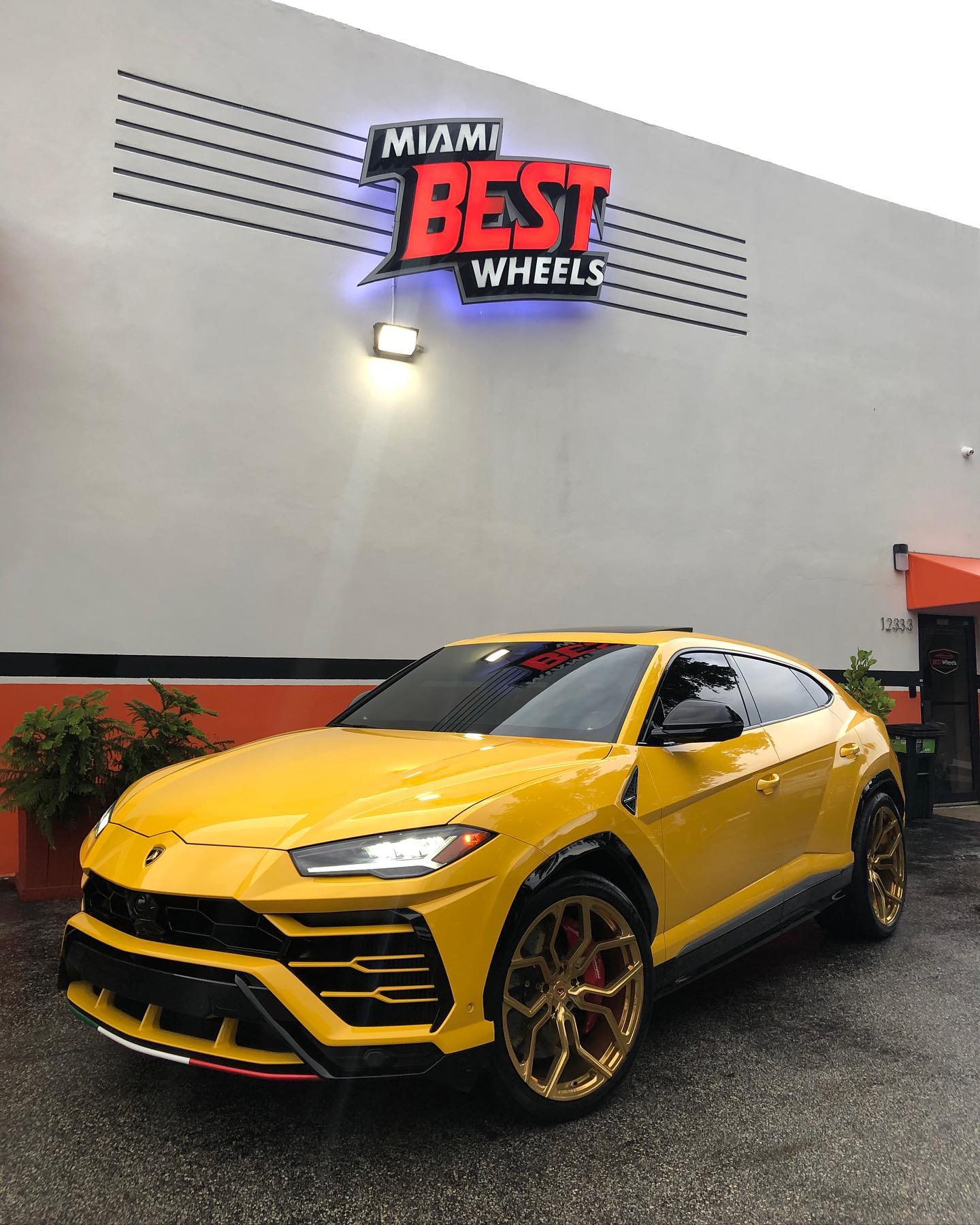 Lamborghini Urus Yellow with Gold Vossen HC-3